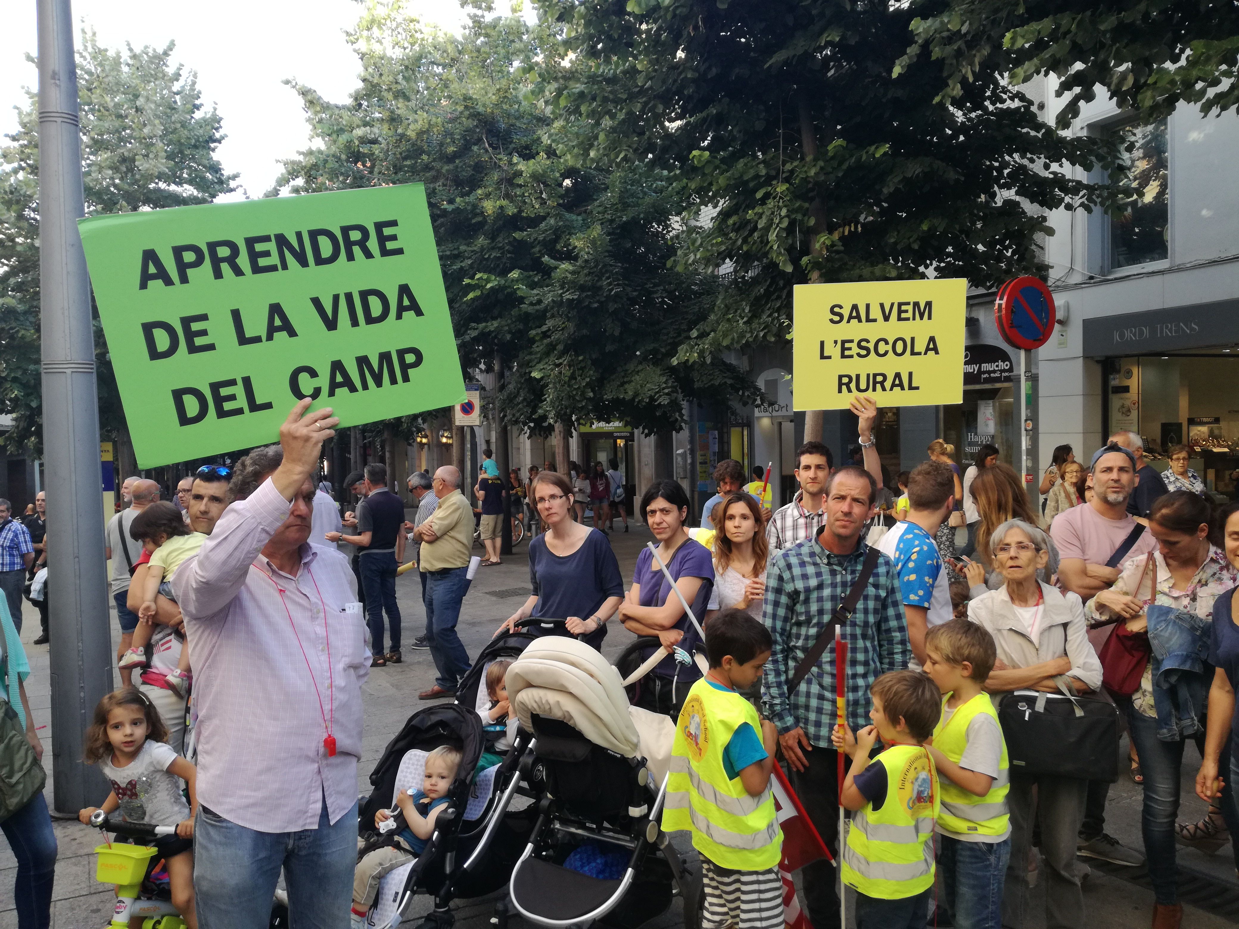 Un centenar de personas reclaman la continuidad de la escuela rural ...