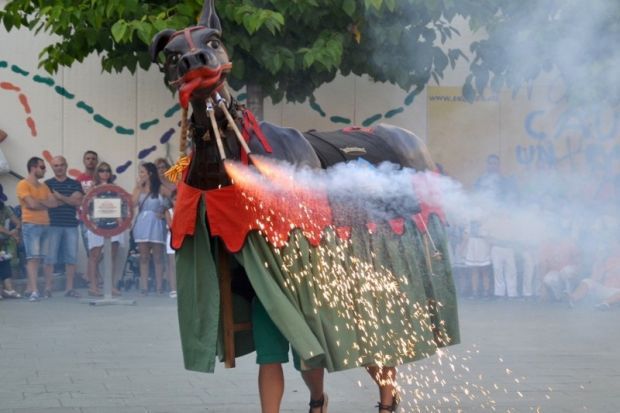 El cortejo festivo de Torredembarra, a lo Atendéis Fundación Iluro