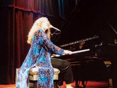 La ecléctica Lisa Otey toma el escenario del Casal Nueva Alianza